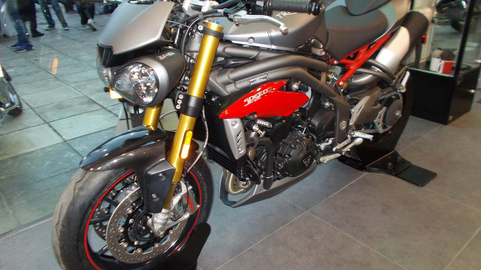 Triumph: Στα εγκαίνια του νέου καταστήματος - triumph